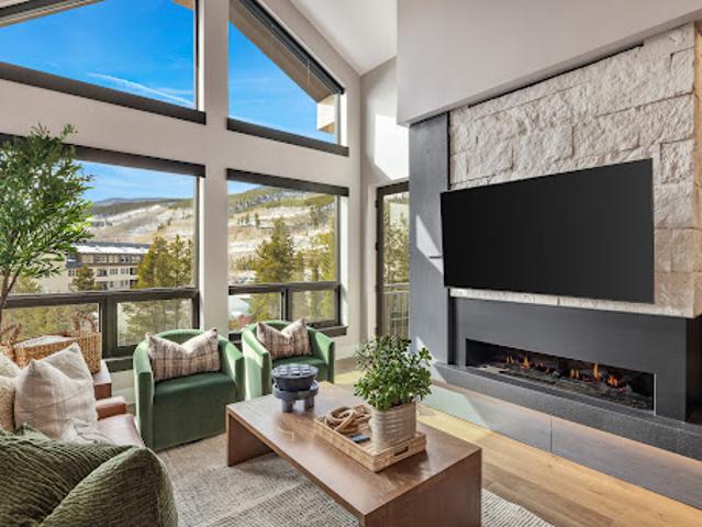 Apartment with pool