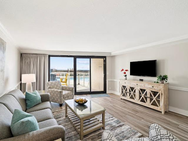 Apartment with pool