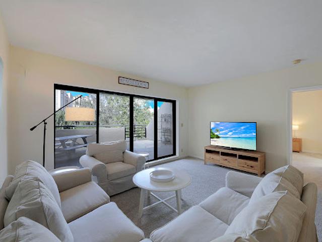 Apartment with pool
