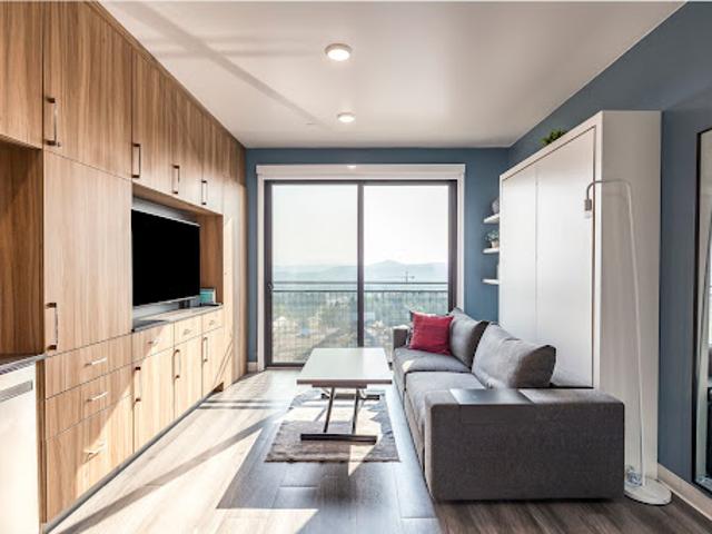 Apartment with pool