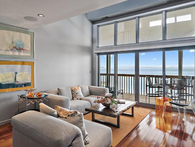 Apartment with pool