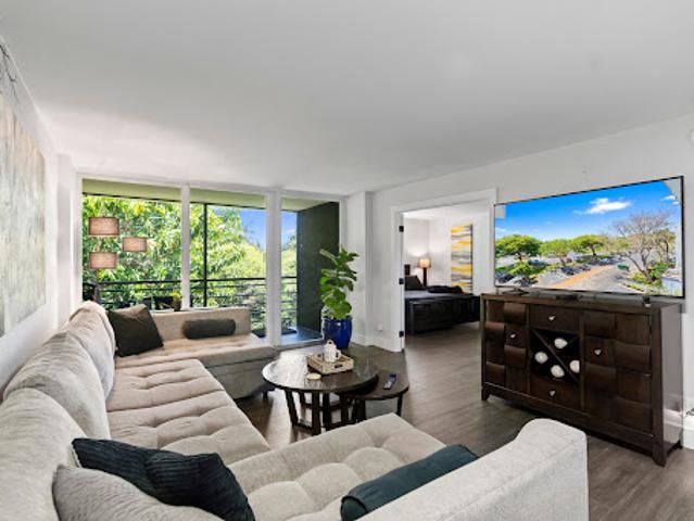 Apartment with pool