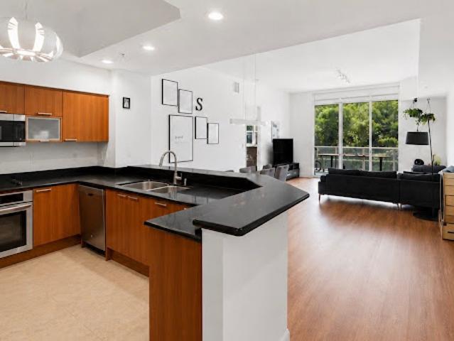 Apartment with pool