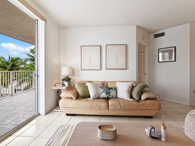 Apartment with pool