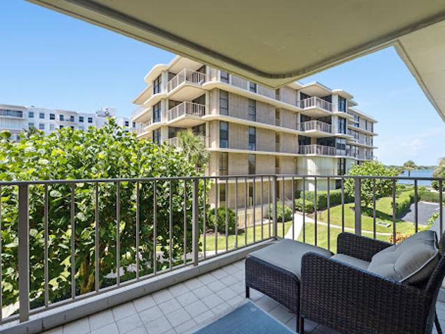 Apartment with pool
