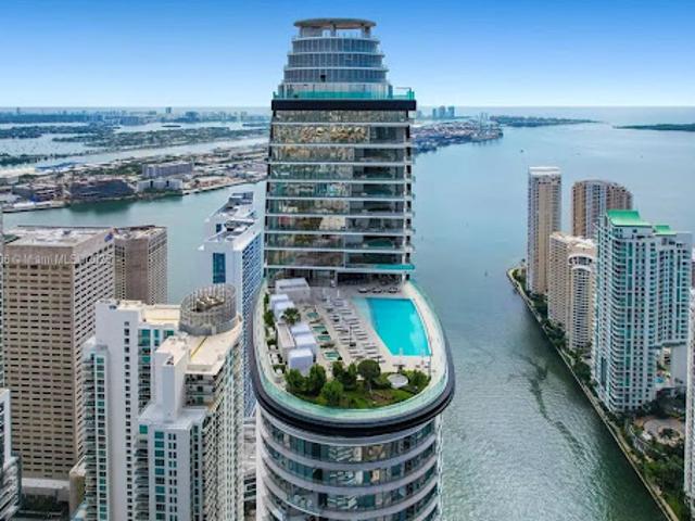 Apartment with pool