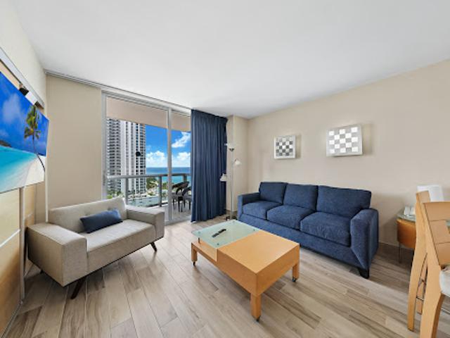 Apartment with pool