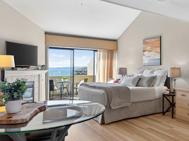 Apartment with pool