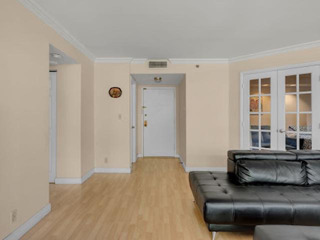 Apartment with pool