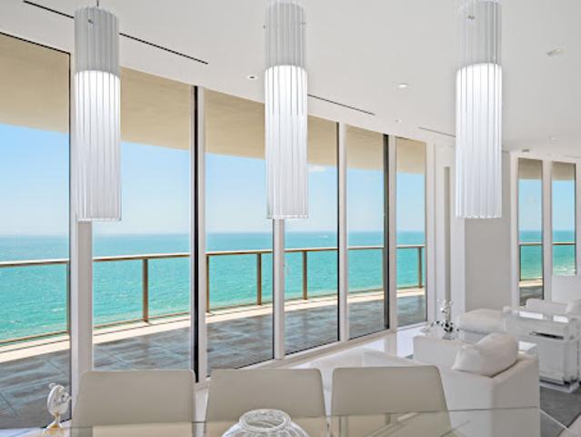 Apartment with pool