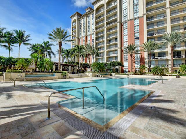 Apartment with pool