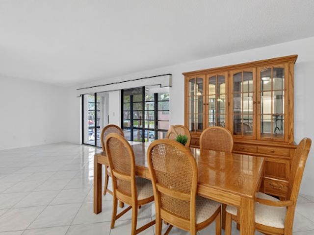 Apartment with pool