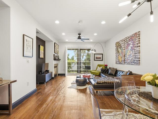 Apartment with pool