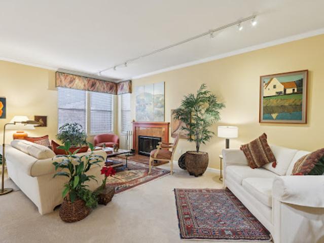 Apartment with pool