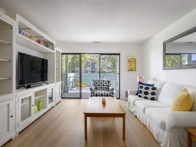 Apartment with pool