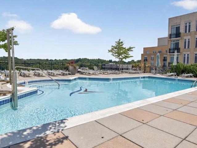 Apartment with pool