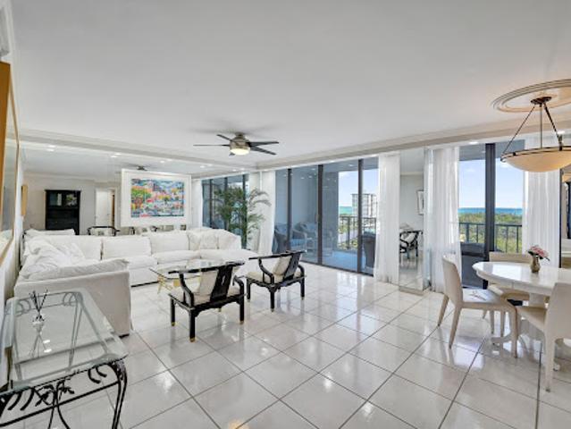 Apartment with pool
