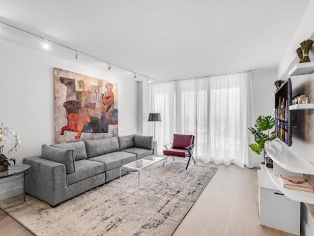 Apartment with pool