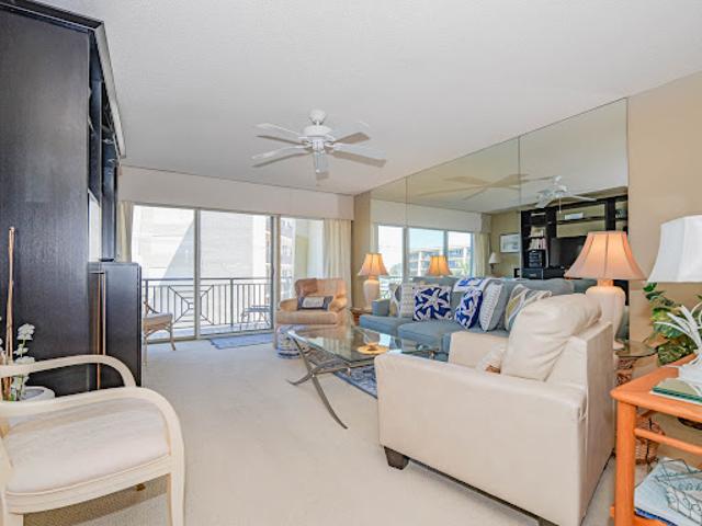 Apartment with pool