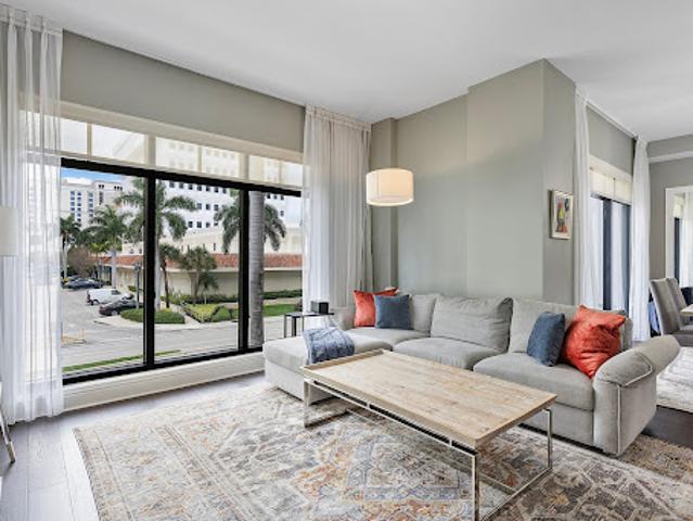 Apartment with pool