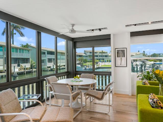 Apartment with pool