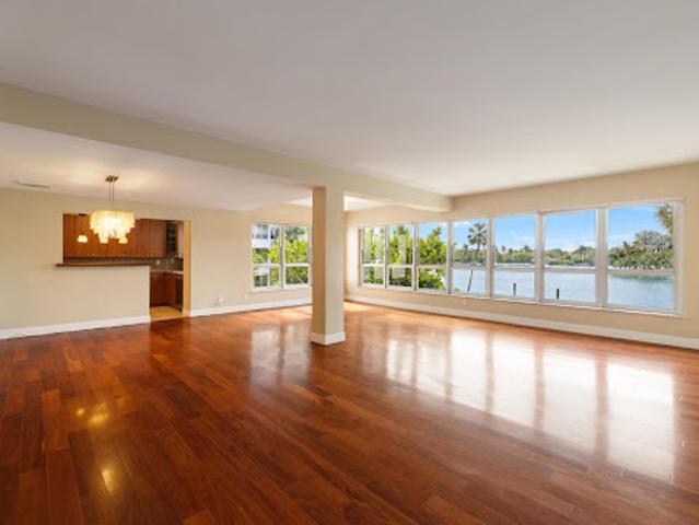 Apartment with pool