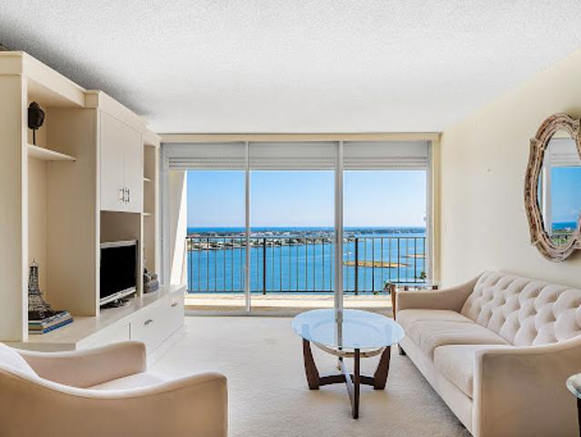 Apartment with pool