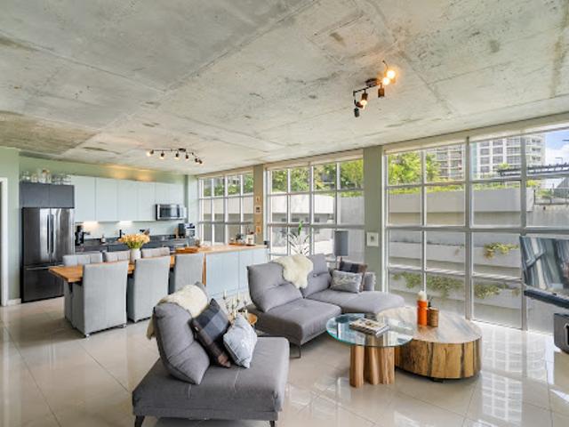 Apartment with pool
