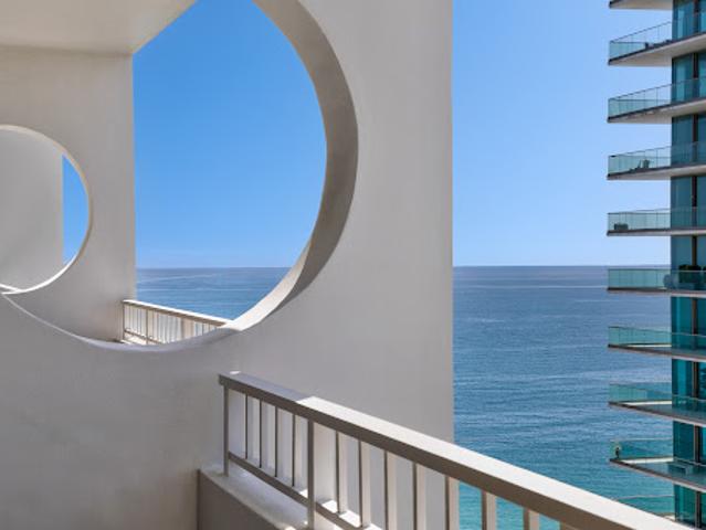 Apartment with pool
