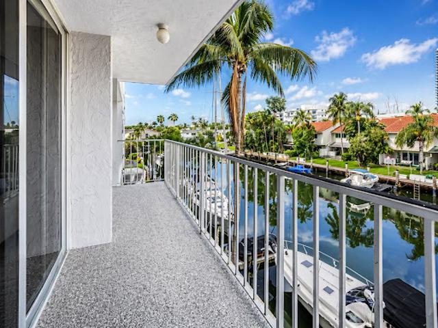 Apartment with pool