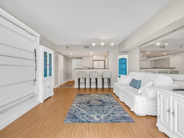 Apartment with pool