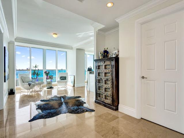 Apartment with pool