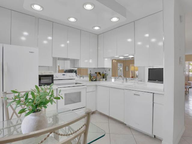 Apartment with pool