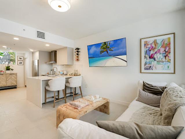 Apartment with pool