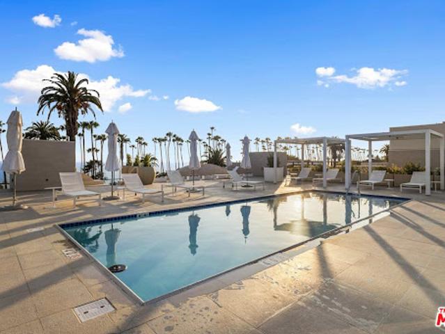 Apartment with pool