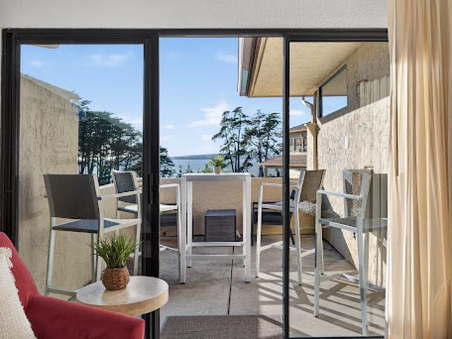 Apartment with pool