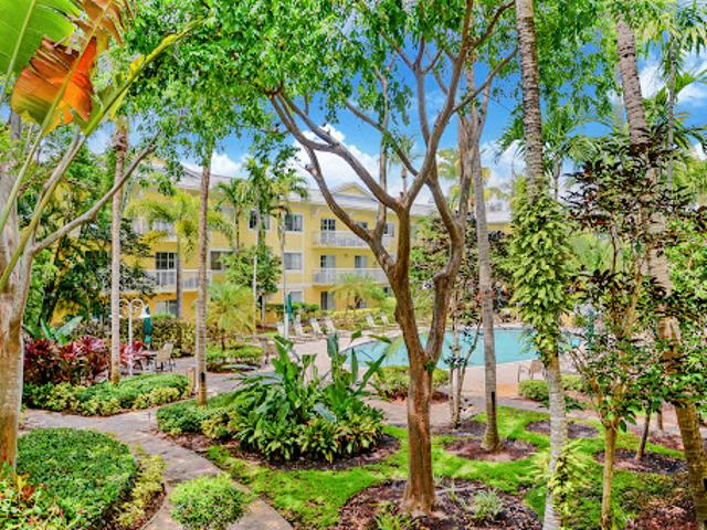 Apartment with pool