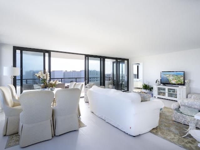 Apartment with pool