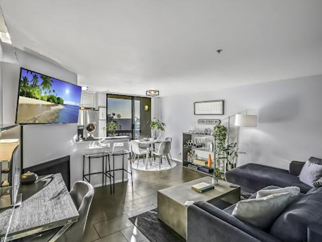 Apartment with pool