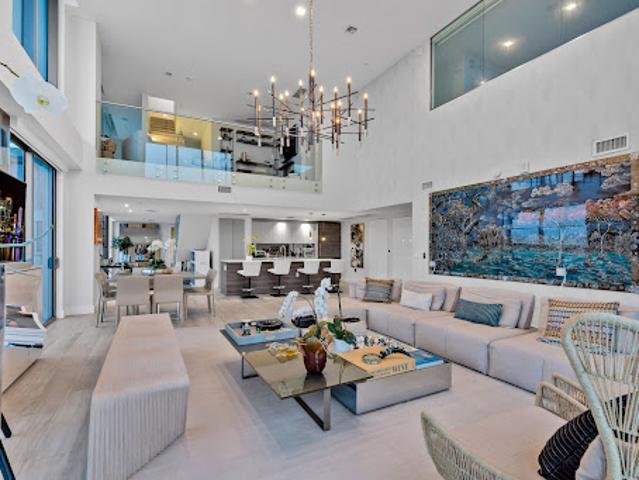Apartment with pool
