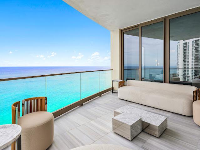 Apartment with pool