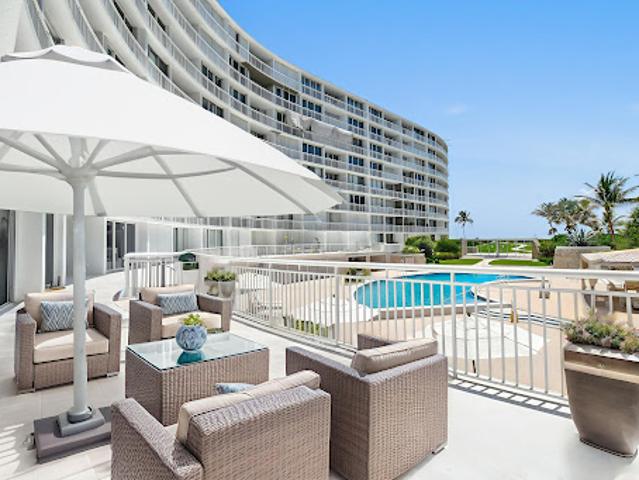 Apartment with pool