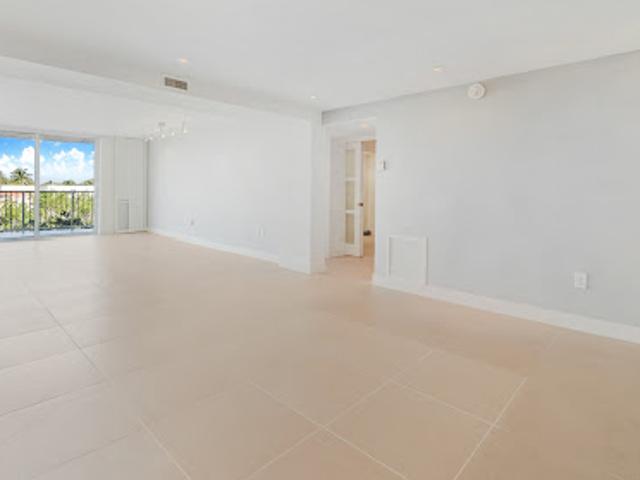 Apartment with pool