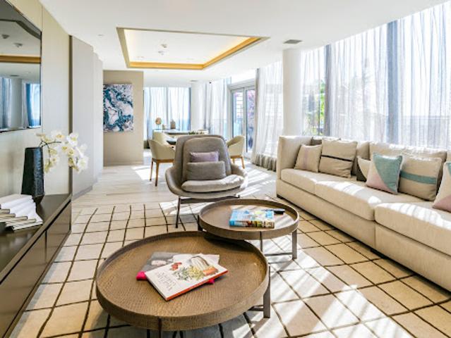 Apartment with pool