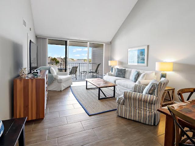 Apartment with pool