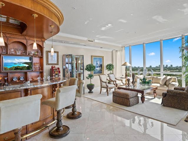 Apartment with pool