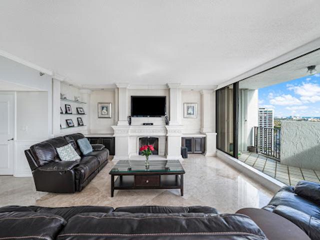 Apartment with pool