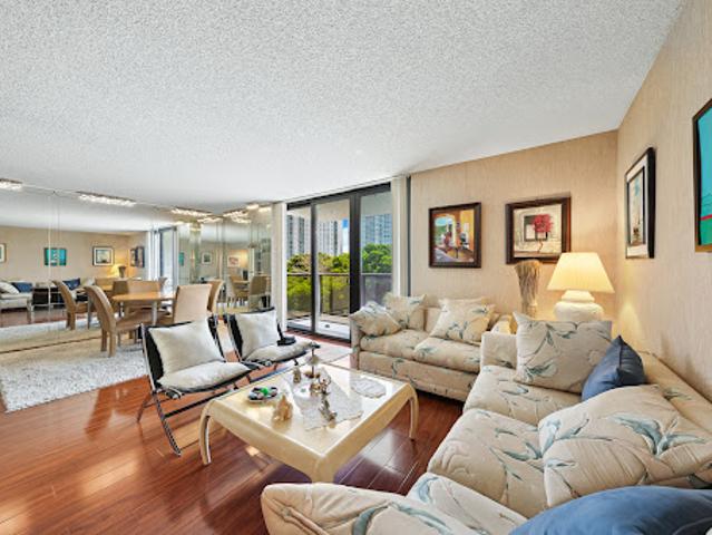 Apartment with pool
