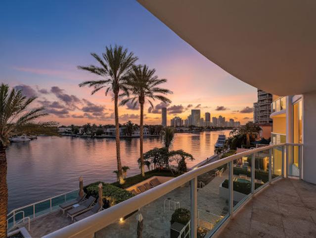Apartment with pool