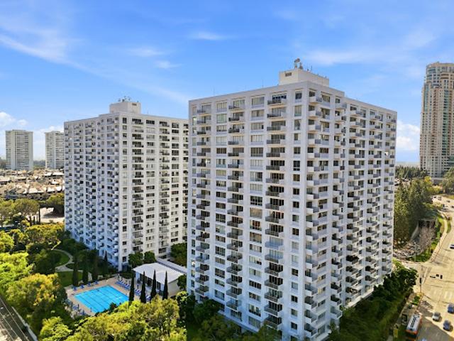 Apartment with pool